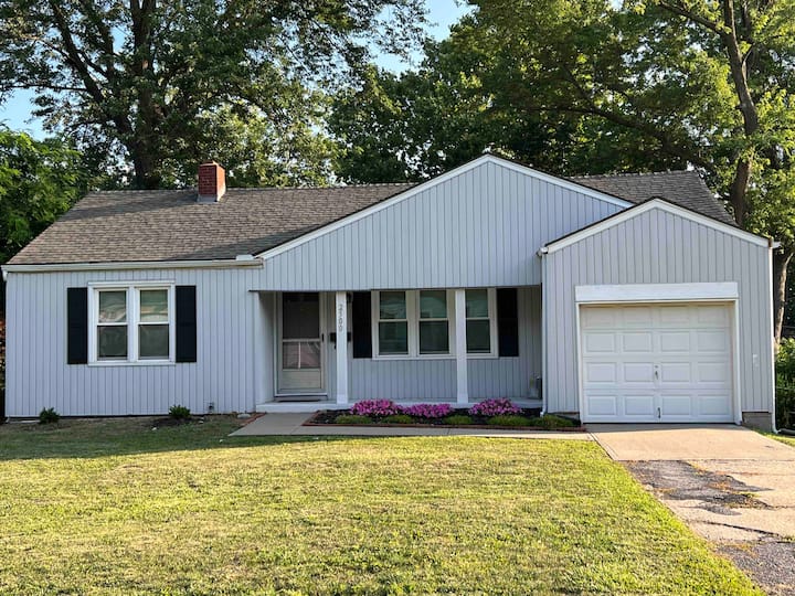 Lovely 3br Ranch | Walk To Dining, Coffee &Transit - Kansas City