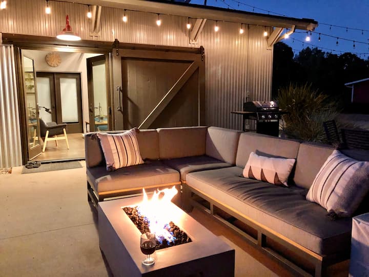 Triumph Oaks Modern Ranch Guest House Farm Stay! Chickens, Goats & Horses! - Magic Mountain, CA