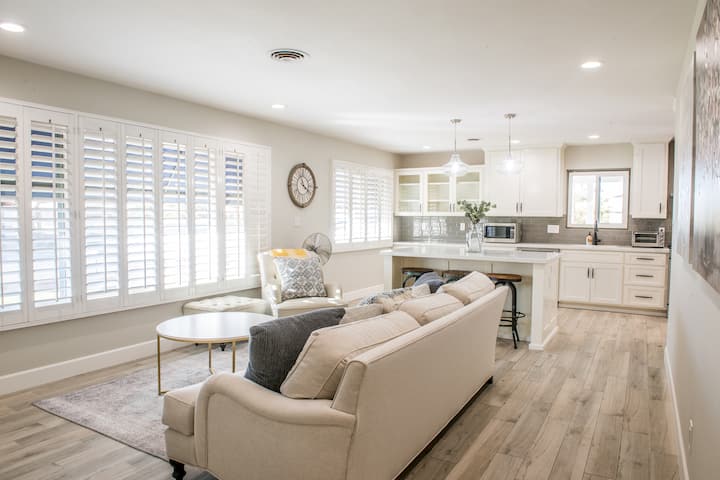 Cool And Cozy Modern Pool Home & Centrally Located - Yuma, AZ