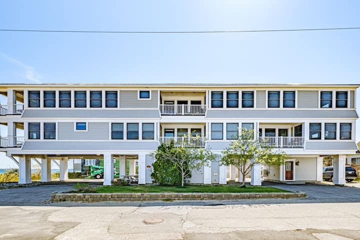 Sensational Beachfront Property Old Orchard Beach, With Indoor Elevator - Maine