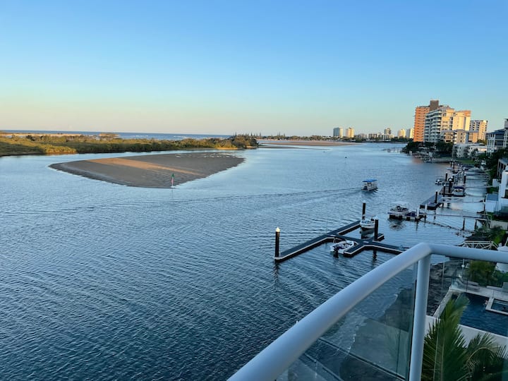 Entire Floor Luxury Waterfront Apartment - Mooloolaba