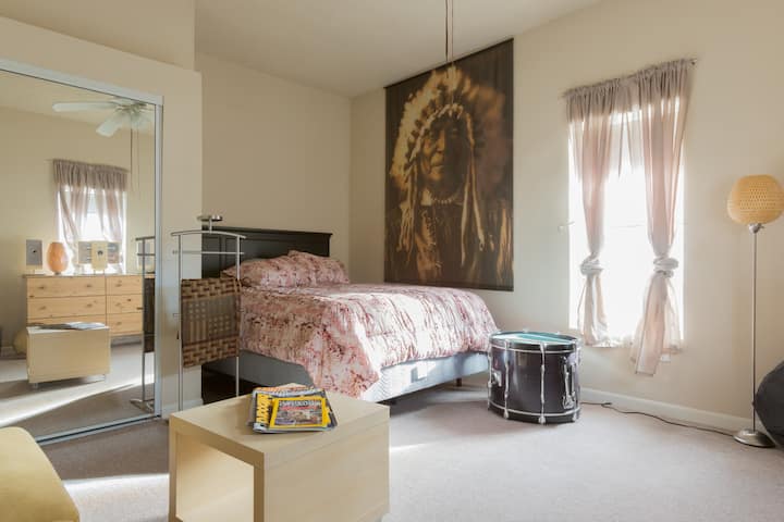 Private Modern Suite Near It All - Los Angeles, CA