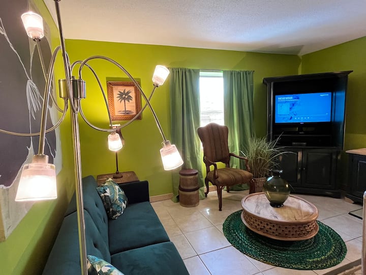 Vibrant Tropical Suite Near Beach, Shops & Port - Fort Lauderdale