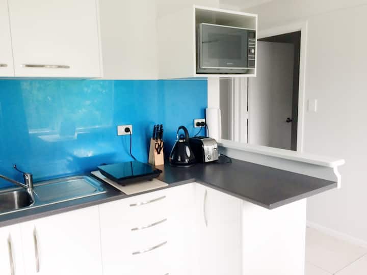 J's Inn -
Sunny 2-bedroom Space -
Separate Access - Auckland
