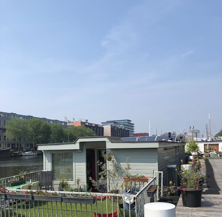 Houseboat In The Center Of Amsterdam. - Amsterdam