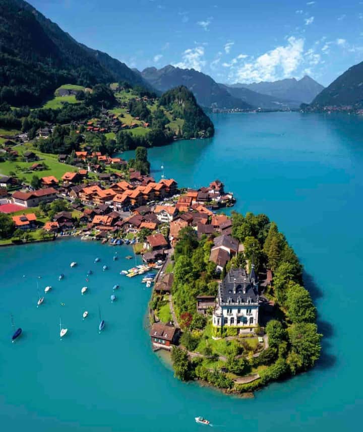 Romantic Swiss Alp Iseltwald With Lake & Mountains - Iseltwald