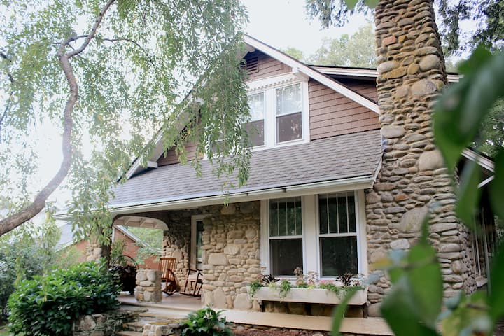 The Mountain Laurel: Stylish Home, Great Backyard - Black Mountain, NC