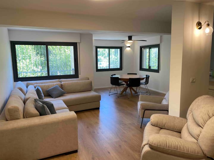 Spacious Modern 3 Bedroom Ground Floor Apartment - Jerusalem