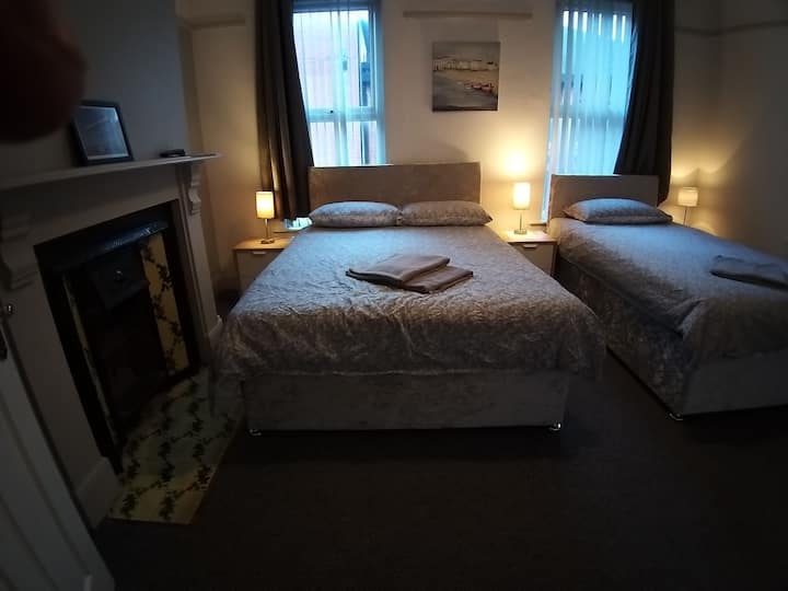 Belfast Town House Family Room & Private Bathroom - Belfast