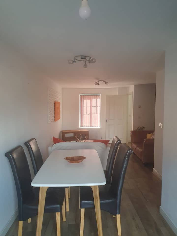5 Bedroom Large Home With Parking In Rugby - Rugby