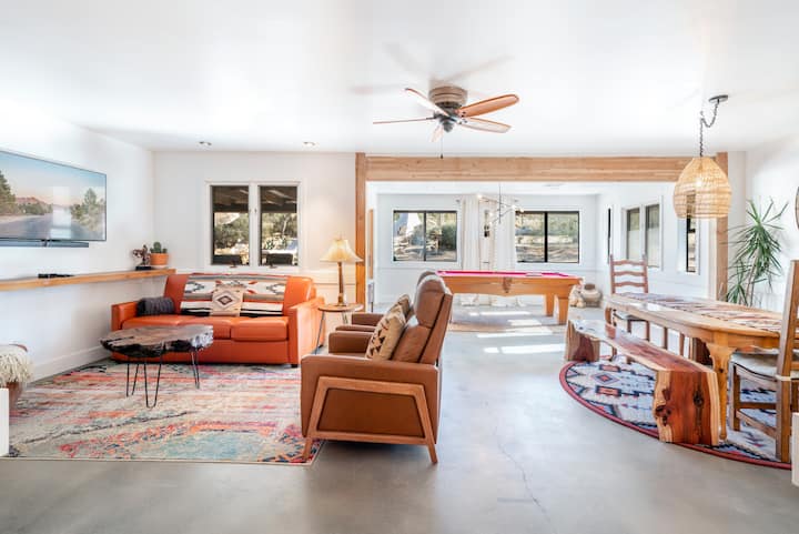 The Navajo Trail House // Hot Tub + Cowboy Tub! - Joshua Tree, CA