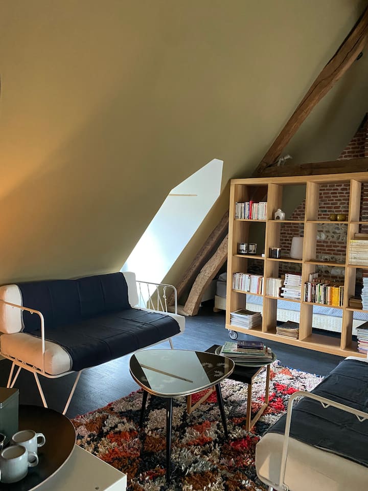 Jolie Chambre Avec Petit Salon, Sous Les Combles . - Saint-Valery-en-Caux