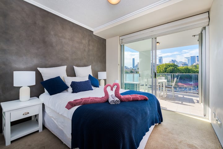 City Apartment W/ Parkland Views, Pool, Gym, Sauna - Brisbane