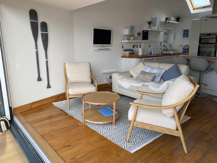 Beachside Chalet At Gurnard Bay Near Cowes - Isle of Wight