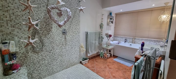 Rhino Room - Queen Bed With En-suite Bathroom - Malelane