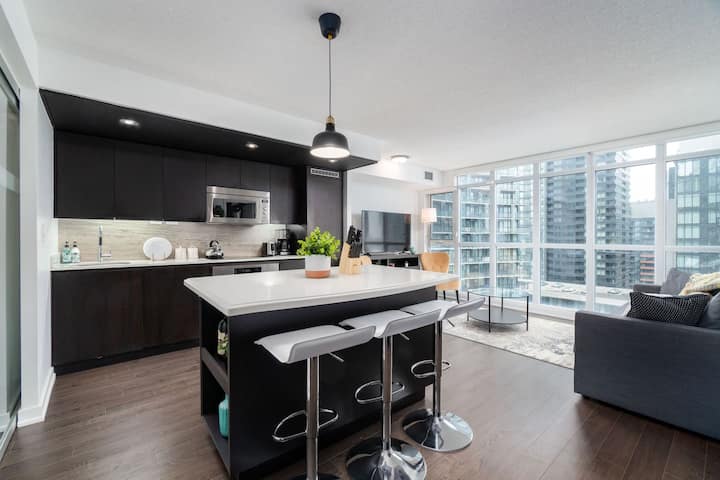 2 Br + 2ba + Free Parking + Sofabed -Cn & Lakeview - Mississauga