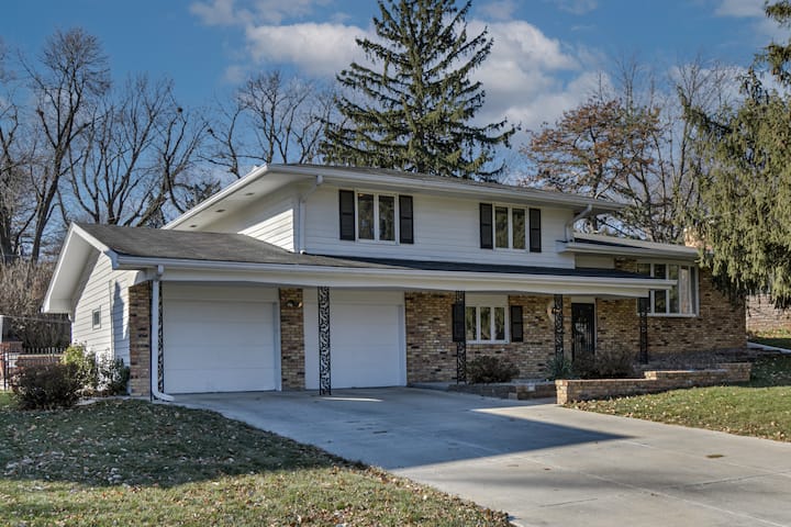 Spacious W Omaha Home No Cleaning Fee- Sleeps 12 - Omaha, NE
