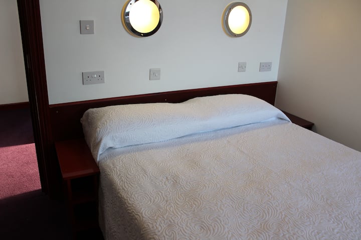 London Flat Suits Upto 6 People,  Great Location - Londra