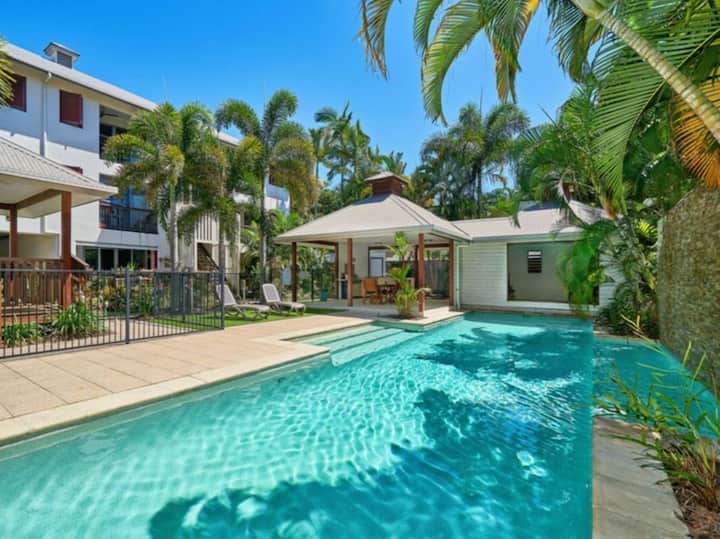 Spacious Central Modern 3 Bedroom Family Apartment - Cairns