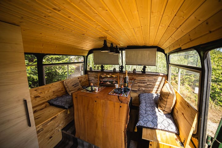 Romantischer Bus In Der Natur - Bourgogne-Franche-Comté