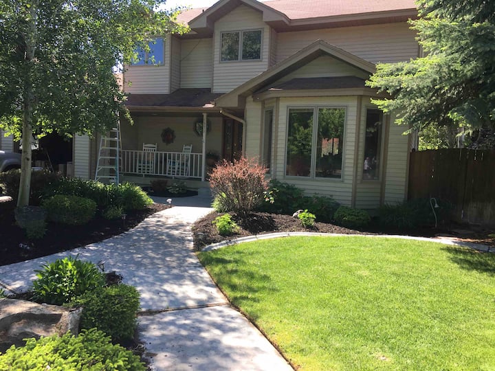 Charming 4 Bedroom 3.5 Bath Home With Hot Tub! - Idaho Falls, ID