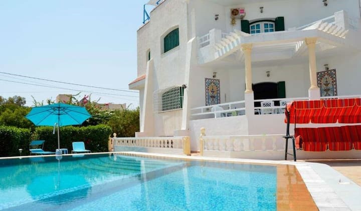 Charmante Villa Avec Piscine Privée à Chott Meriem - Sousse