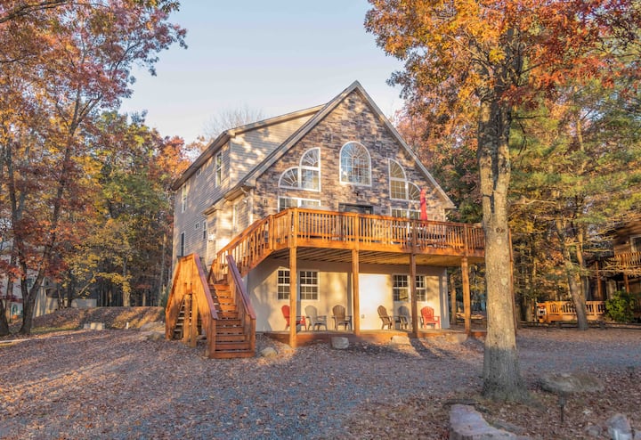 Lake Chalet With Hot Tub And Game Room - Pennsylvania