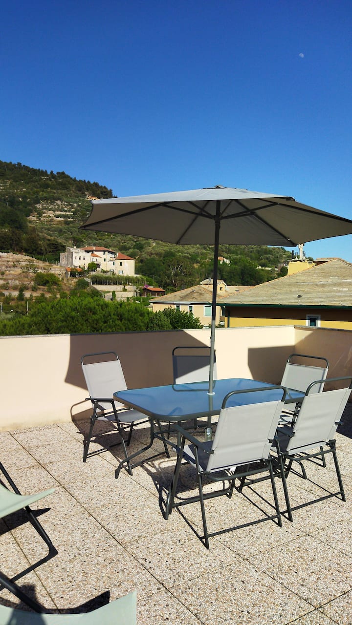 Bilocale Comodo Al Mare, Terrazzo E Posto Auto. - Finale Ligure