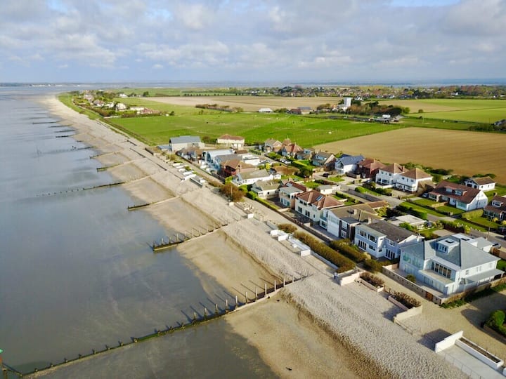 "Ocean Waves " Beach House  On The Sea Front - West Wittering