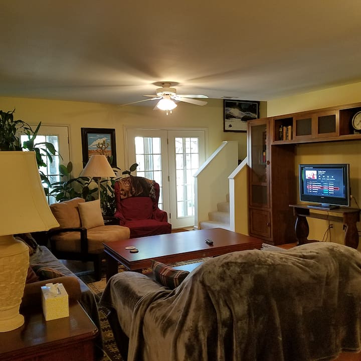 Relax In Cozy Comfort On Lake Hartwell! - Lavonia, GA