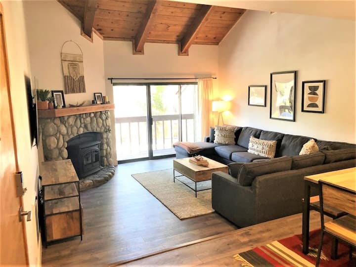Walk To Canyon Lodge! Updated Condo W/ Garage - Mammoth Lakes, CA
