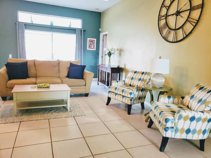 Cozy 2br Riverview Home With Adjustable Beds, A Private Fenced Backyard, Screened Lanai, Fully Stocked Kitchen, And Garage Parking. Conveniently Located Near Tampa, Shopping, Dining, And Local Attractions. - リバービュー, FL
