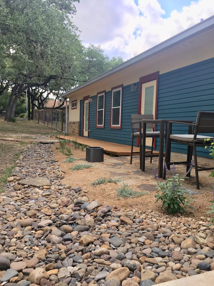 Ninja House: Extended Stay For 4-6 Studio/suite - Helotes, TX