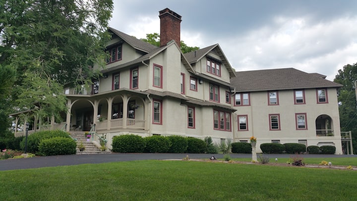 The Inn At Ragged Edge - B&b - Chambersburg, PA