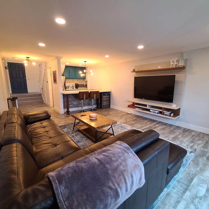 1 Br Modern Queen Anne Lux Townhome | Sleeps 4 - Seattle
