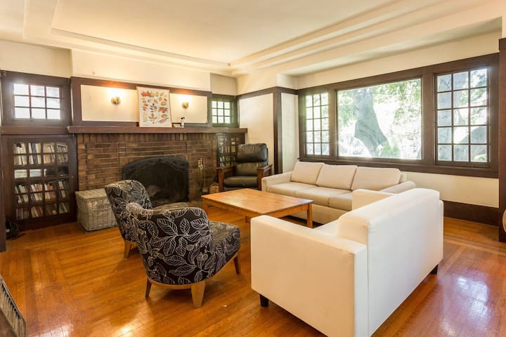 Large 2nd Floor En Suite Room Near Bart & Berkeley - Berkeley, CA