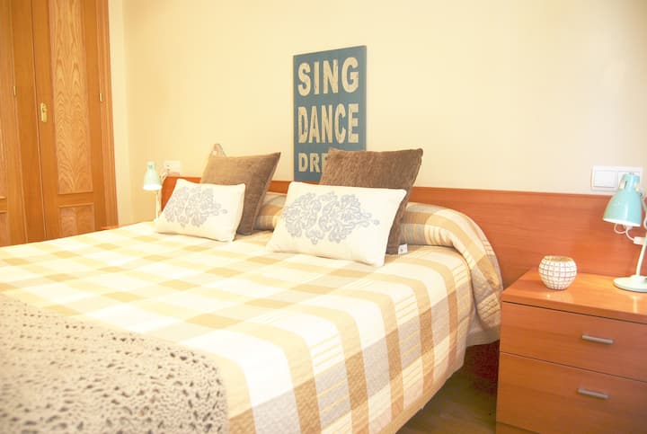#1 Spacious 1 Bedroom + 1 Bath Apartment - León, Spain