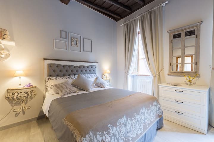 Enchanted By The Charm Of Narrow Lanes & Squares - Rome