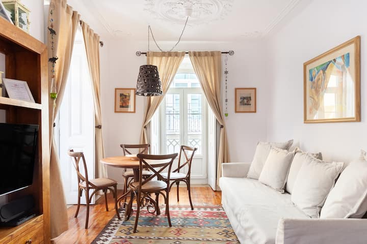 Remodeled Historic Apartment In Bairro Alto - Almada