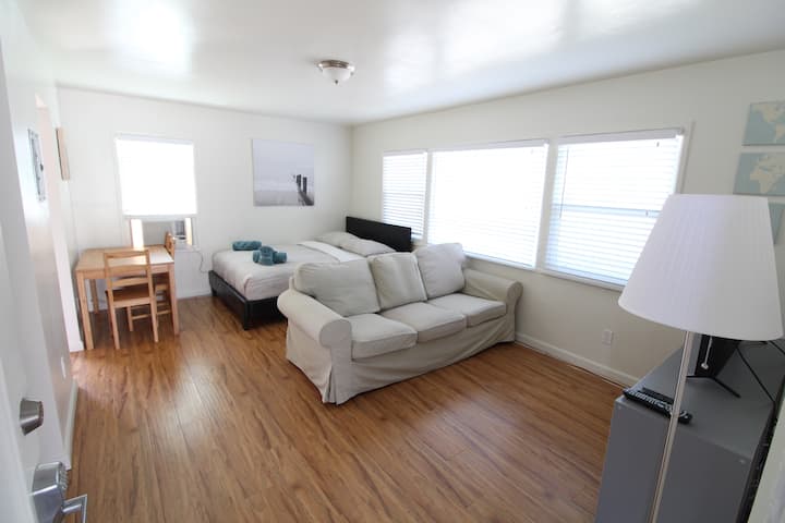 Bright Studio W A/c & Full Kitchen - Los Angeles, CA