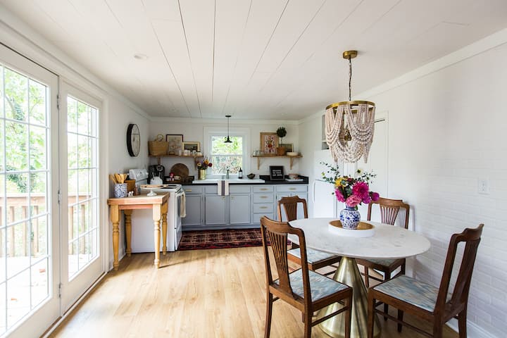 Luxury Farm Cottage -  Hot Tub & Patio - Lancaster, PA