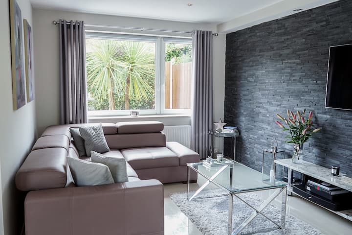 Stylish Luxury Leeds House - Leeds