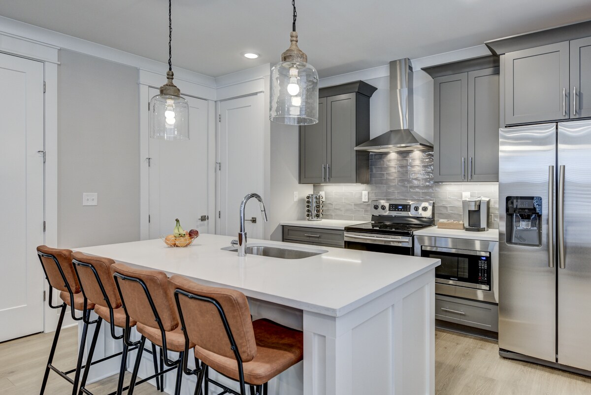 🍍Bright + Modern Southern Gem | 10 min to ️ of DT - Townhouses for Rent ...