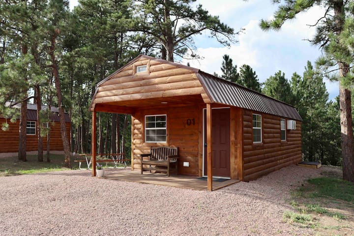 Pine Haven Double Queen Bed Log Cabin - Mount Rushmore National Memorial