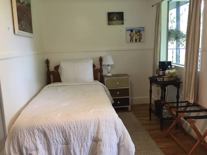 Harwood Hill Motel - Economy Full Plus Single - Bennington, VT