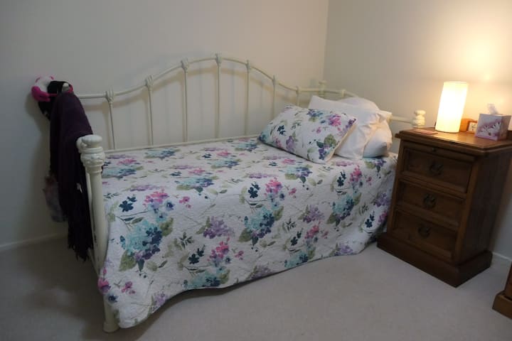 Comfy And Quiet Sb Daybed  -  3 Rooms Available - Tamworth