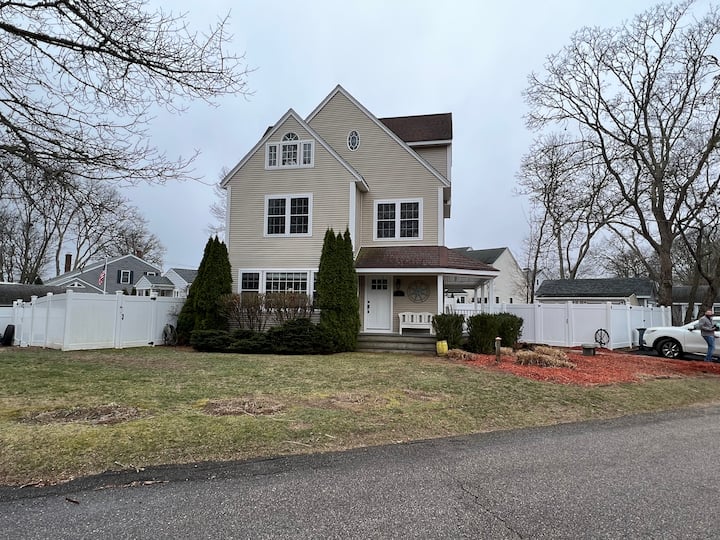 Beach Escape In A Spacious 4-bedroom Family House - Narragansett, RI