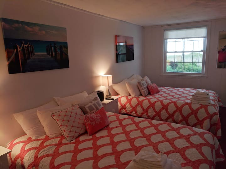 A Historic Inn W/2 Queens & Prvt Bath - Ocean View - Chatham, MA