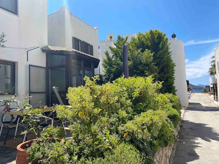 ÖZel Plajı Olan Sitede Bahçeli Villa - Turgutreis