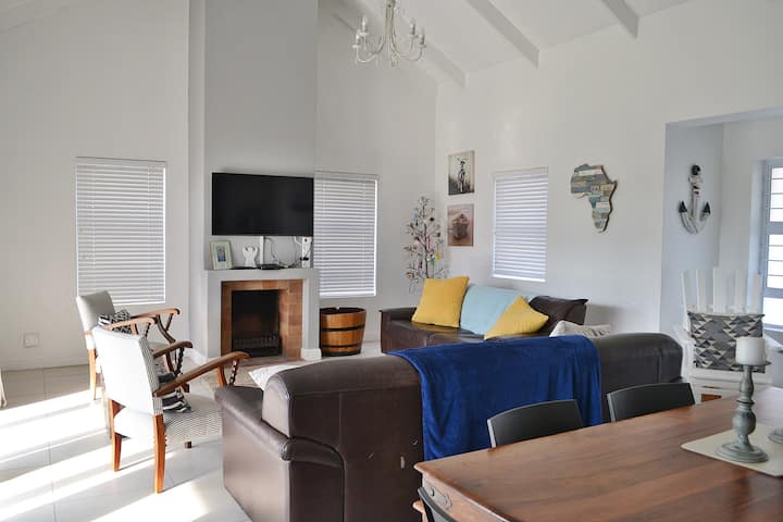 Lovely Beach House, Walking Distance From Beach . - Struisbaai